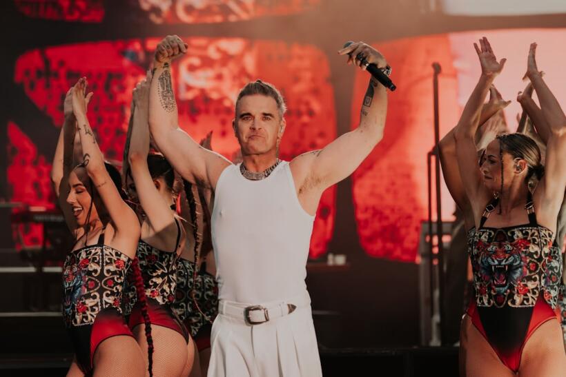 Robbie Williams live in Hamburg 2024 | SOUNDS & BOOKS